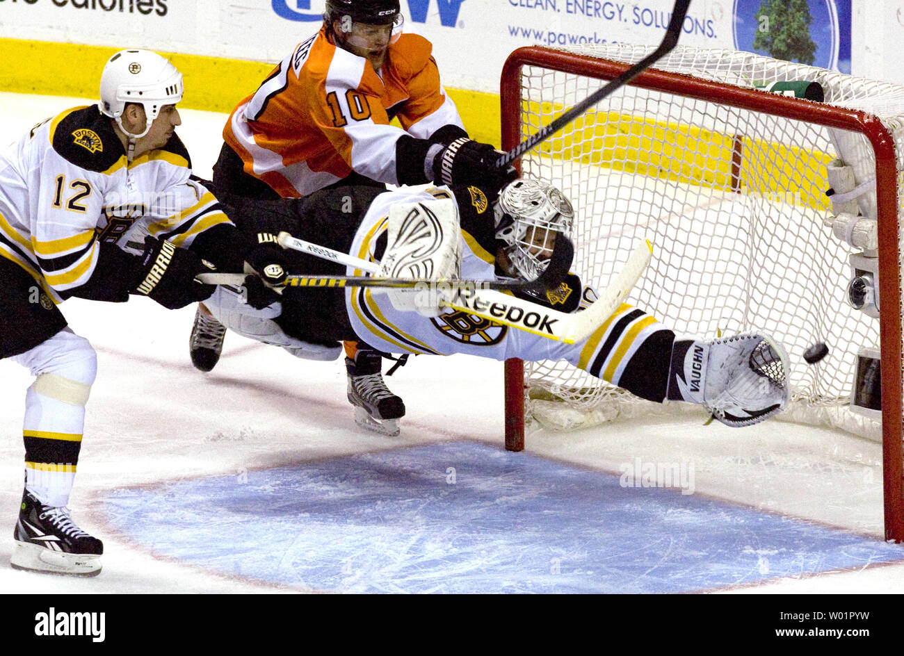 Boston Bruins goalie Tim Thomas makes a flying save during third period ...