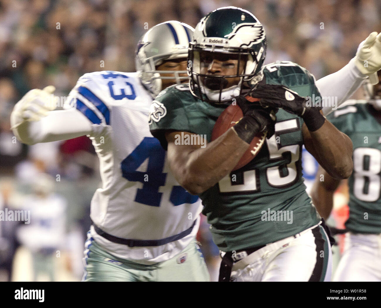 Philadelphia Eagles running back LeSean McCoy makes a 34-yard gain to ...