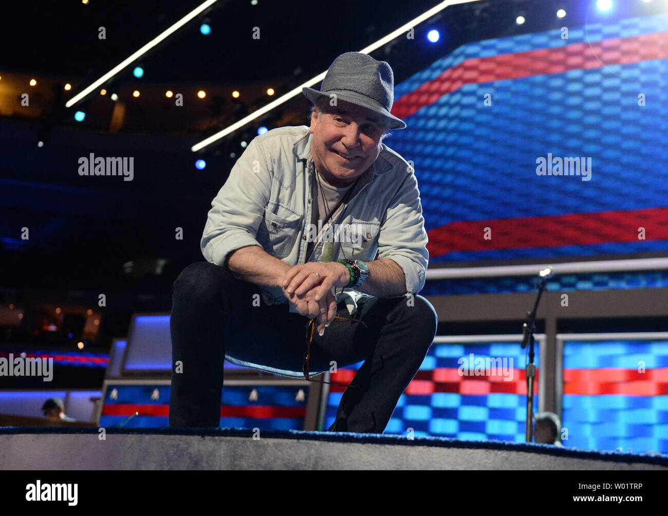 Paul simon talks fans hi-res stock photography and images - Alamy