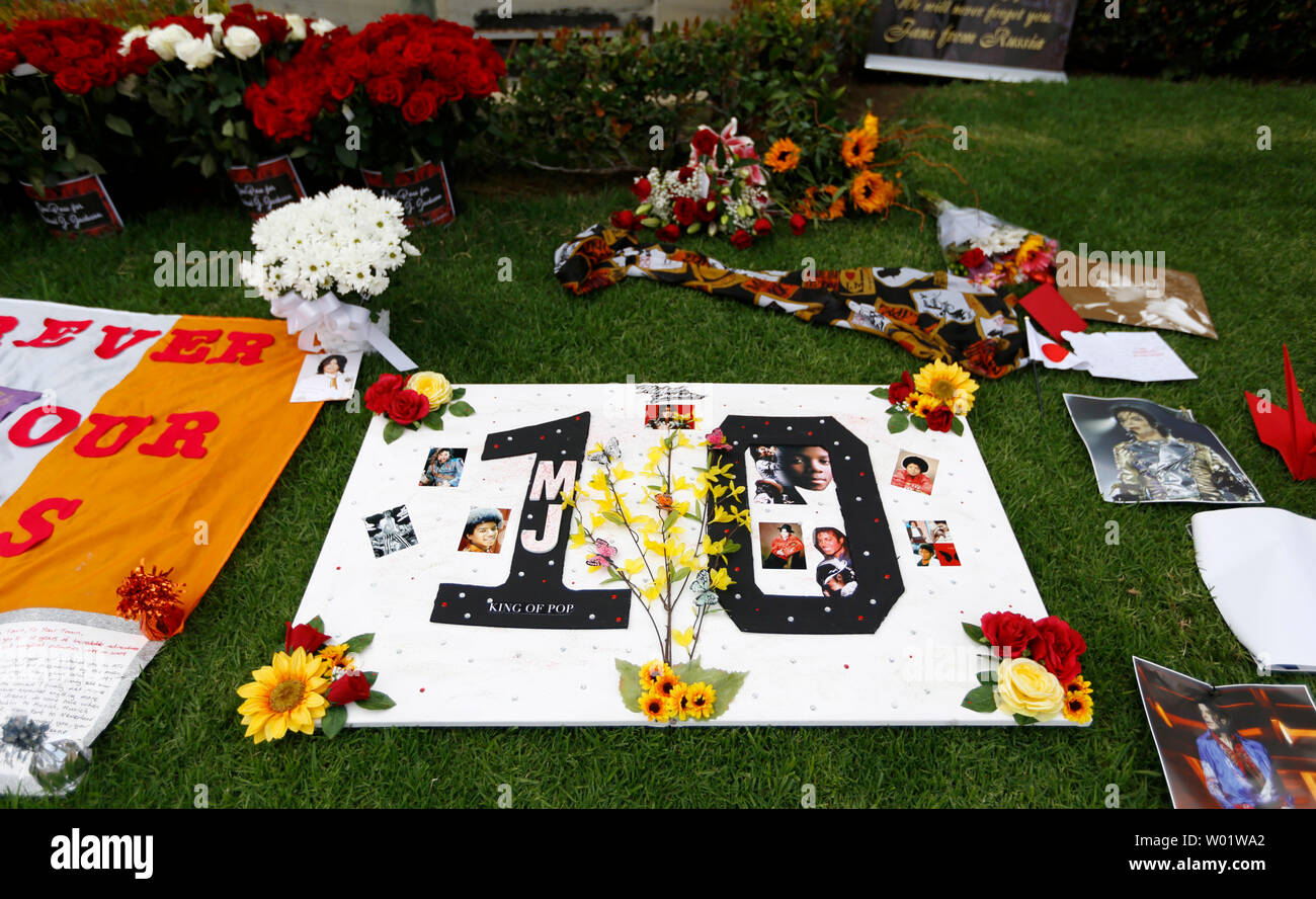 Beijing, USA. 25th June, 2019. Flowers and pictures are seen at Michael ...