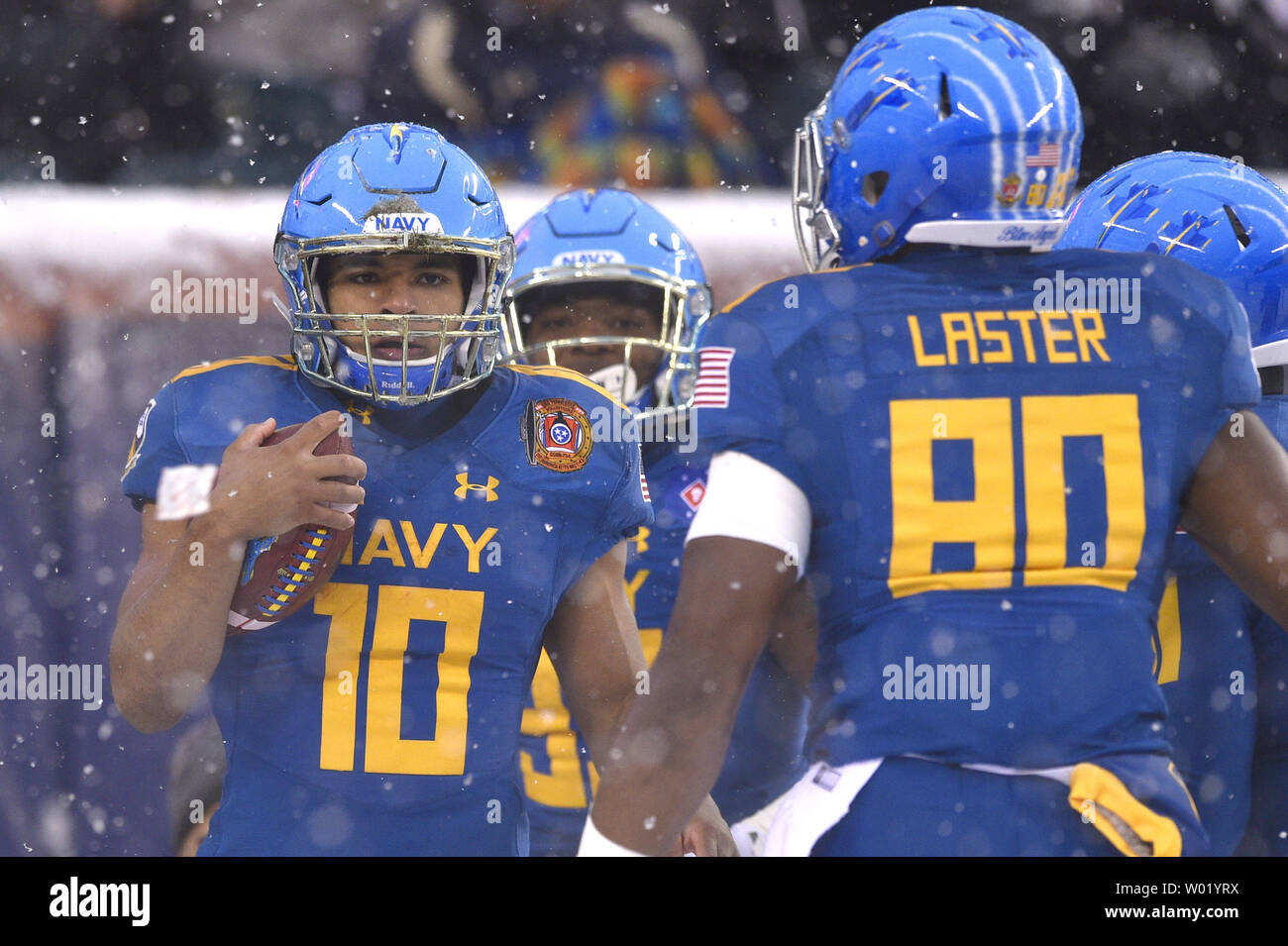Navy Midshipmen' Malcolm Perry (10) celebrates after scoring a ...