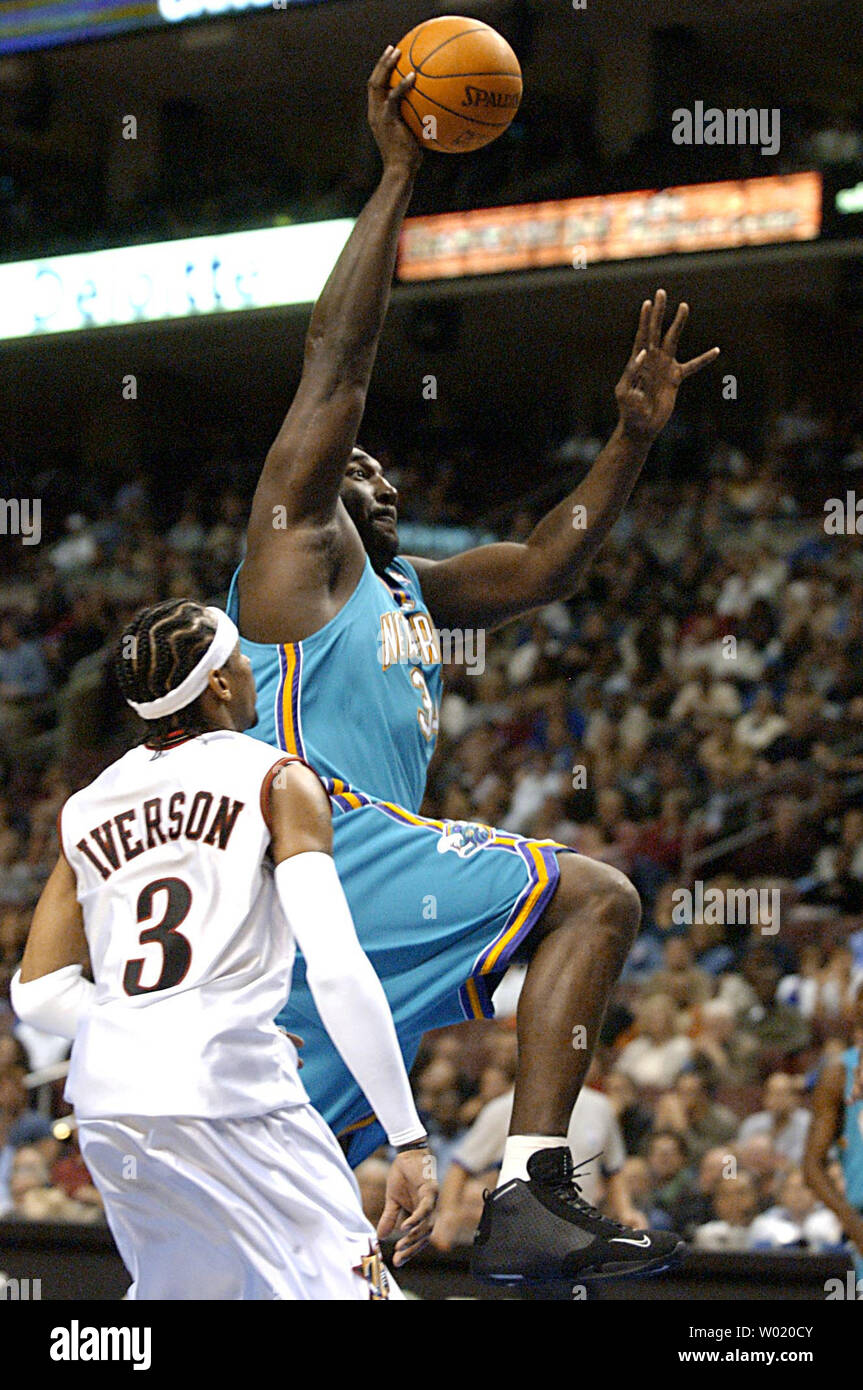 New Orleans Hornet Robert Traylor (34) drives to the hoop and completes ...