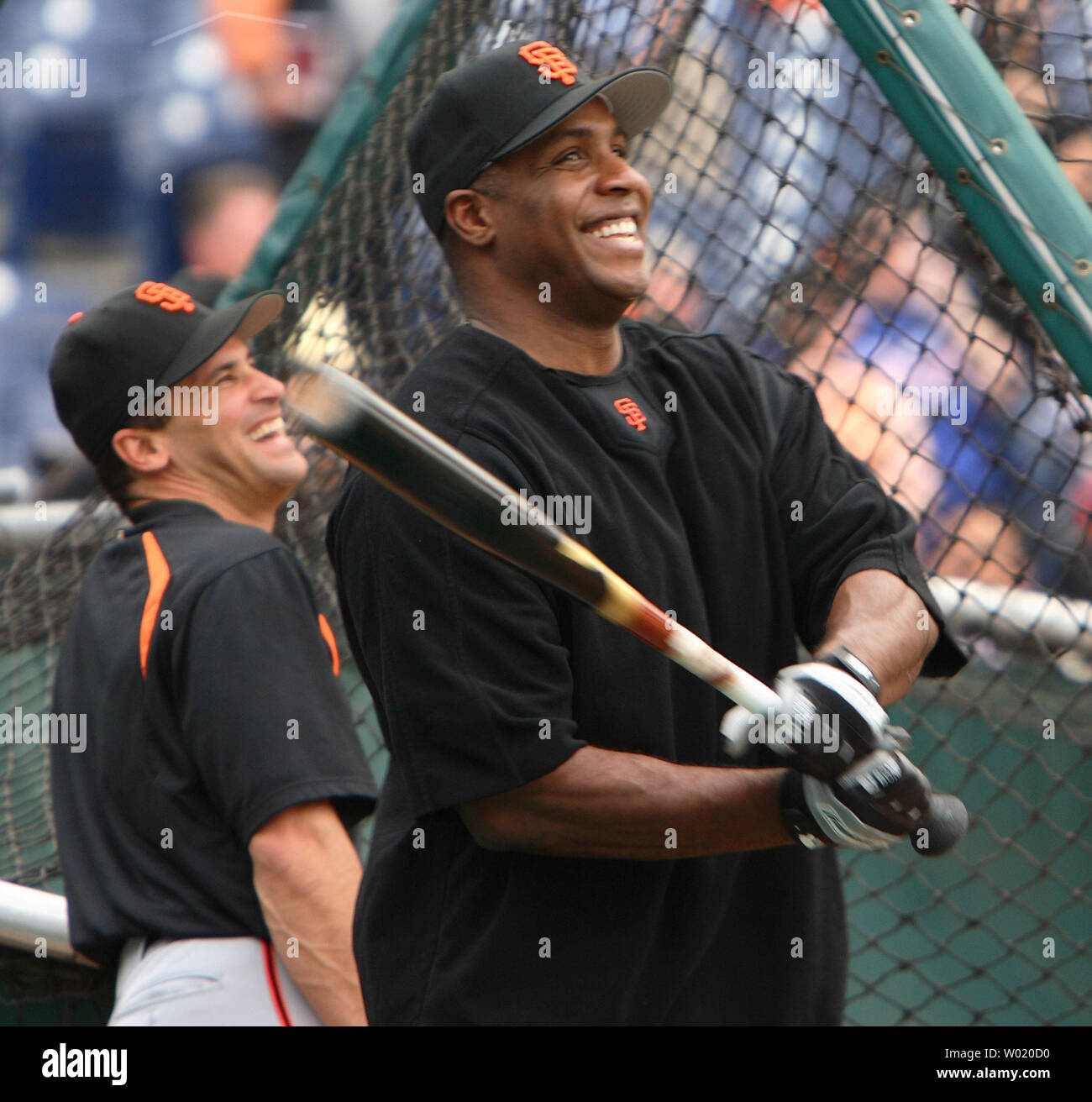 Giants' batting great Barry Bonds is all smiles as he jokes around with ...