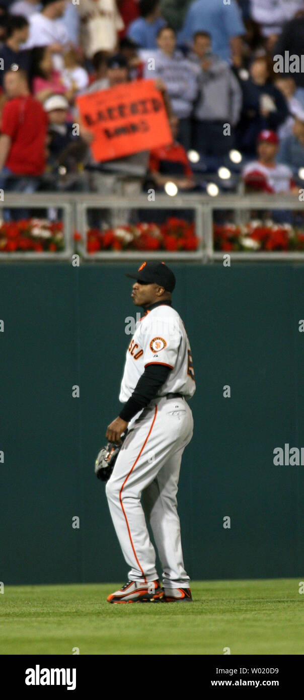 San Francisco Giants' batting great Barry Bonds walks to his field ...