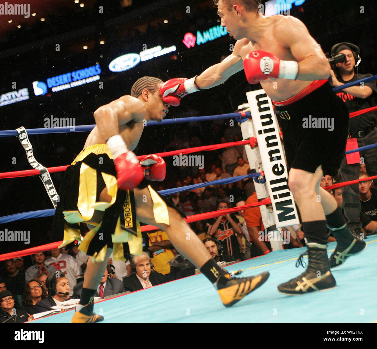 Undisputed 140 pound champion Kostya Tszyu (R) of Serov Russia retains ...