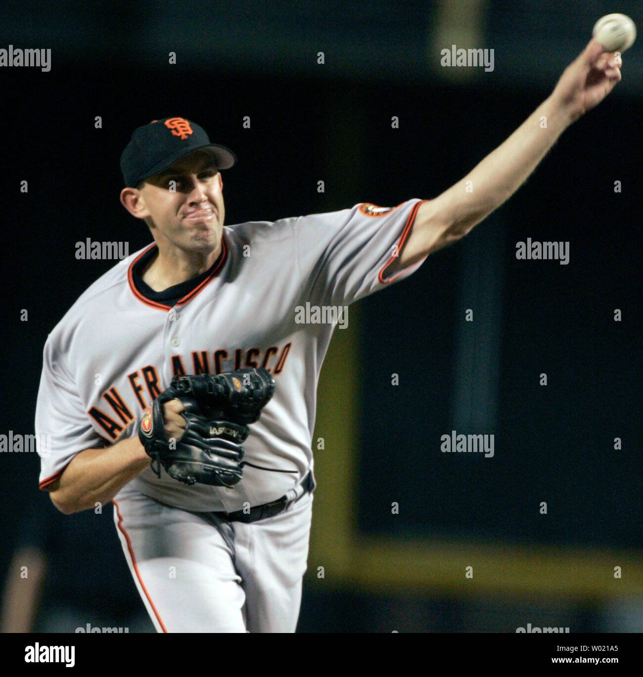 San Francisco Giants starting pitcher Kirk Rueter throws against the ...