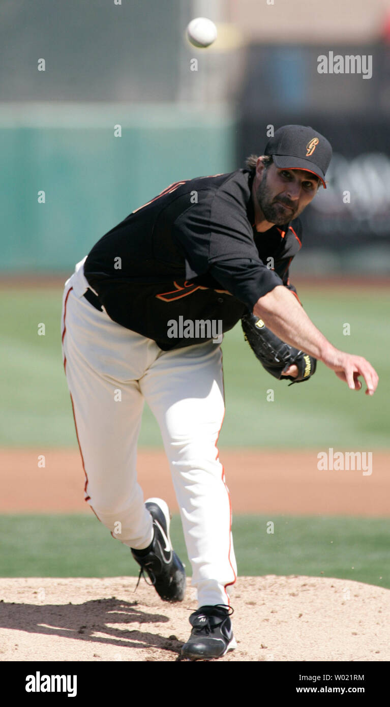 San Francisco Giants pitcher Matt Morris warms up for the first inning ...