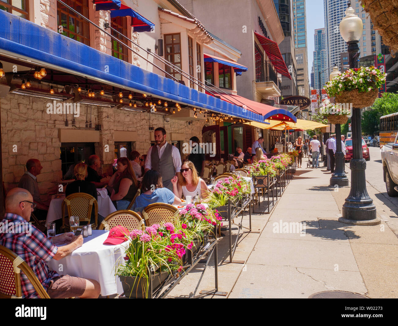 Sidewalk café, Carmine's Restaurant, Chicago, Illinois Stock Photo - Alamy