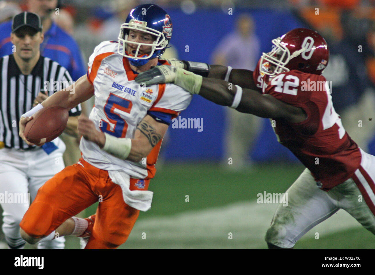 Boise State quarterback Jared Zabransky (5) is caught from behind by ...