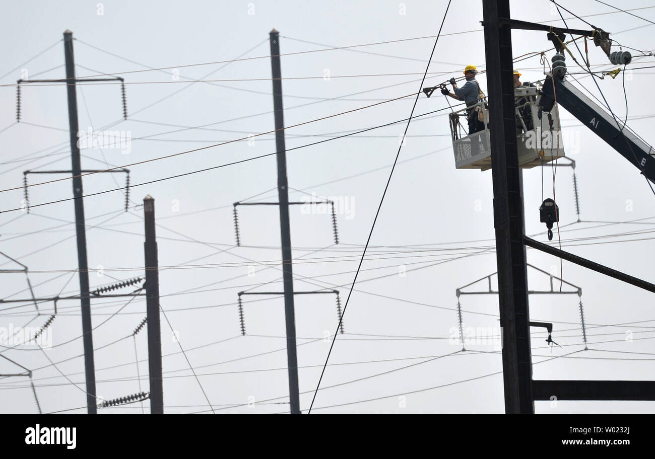 Linemen work at the site of Amtrak's deadly train crash in Philadelphia ...