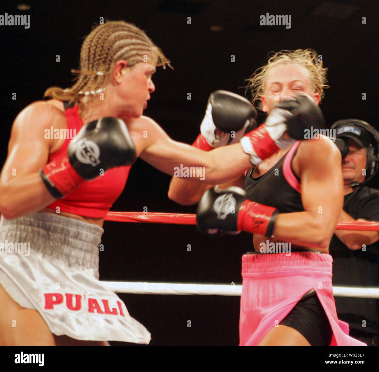 Featherweight champion Kelsey Jeffries (L) hits challenger Donna ...