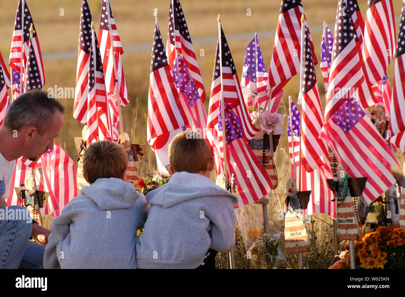 Ed Shriver and his sons Luke and Noah reads the messages left at the ...
