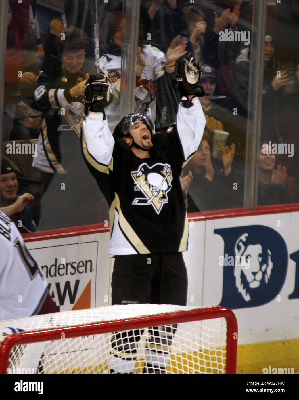 Pittsburgh Penguins Maxine Talbot (25) celebrates by throwing his hands ...
