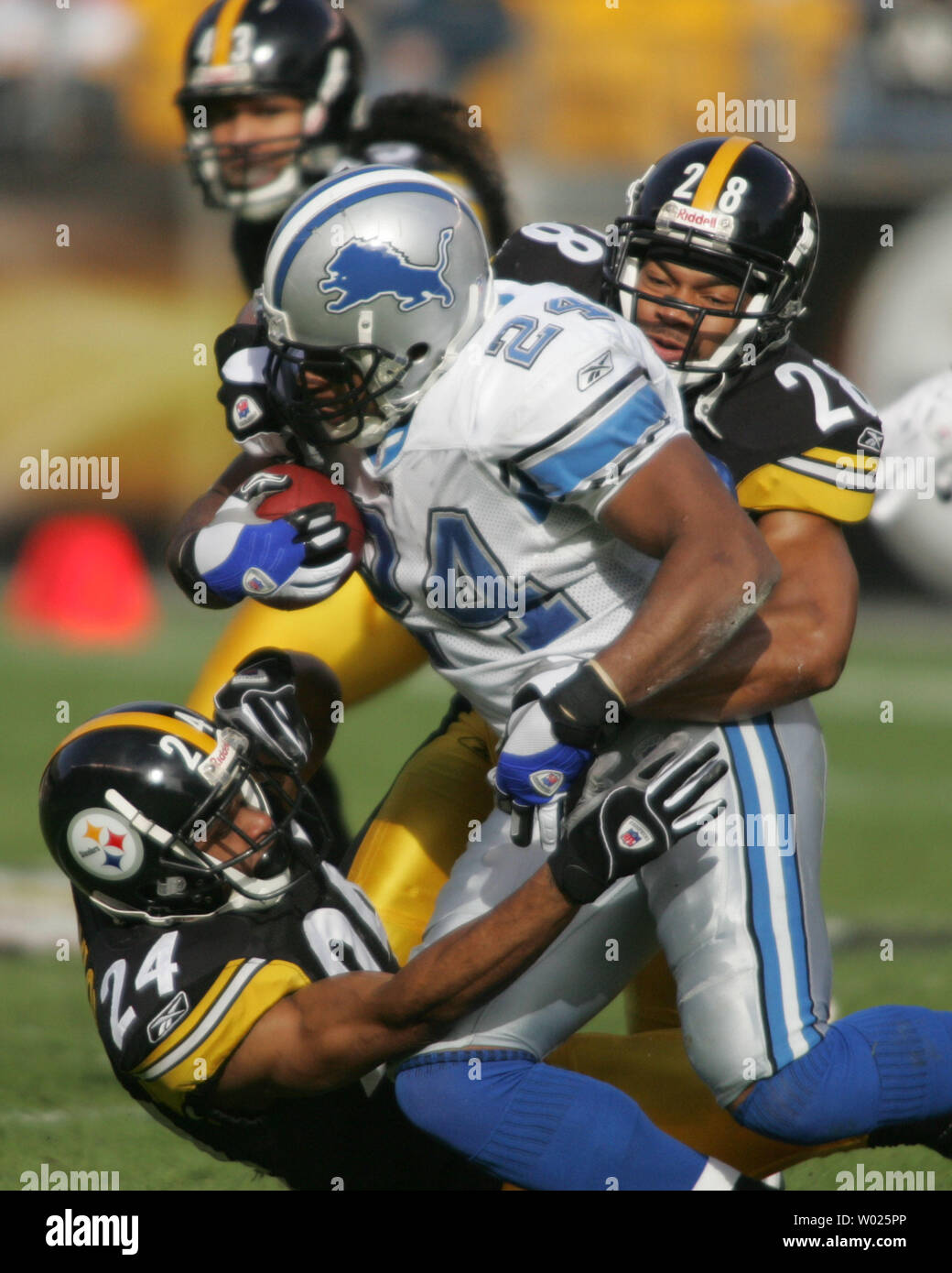 Pittsburgh Steelers Ike Taylor (24) and Chris Hope (28) bring down ...