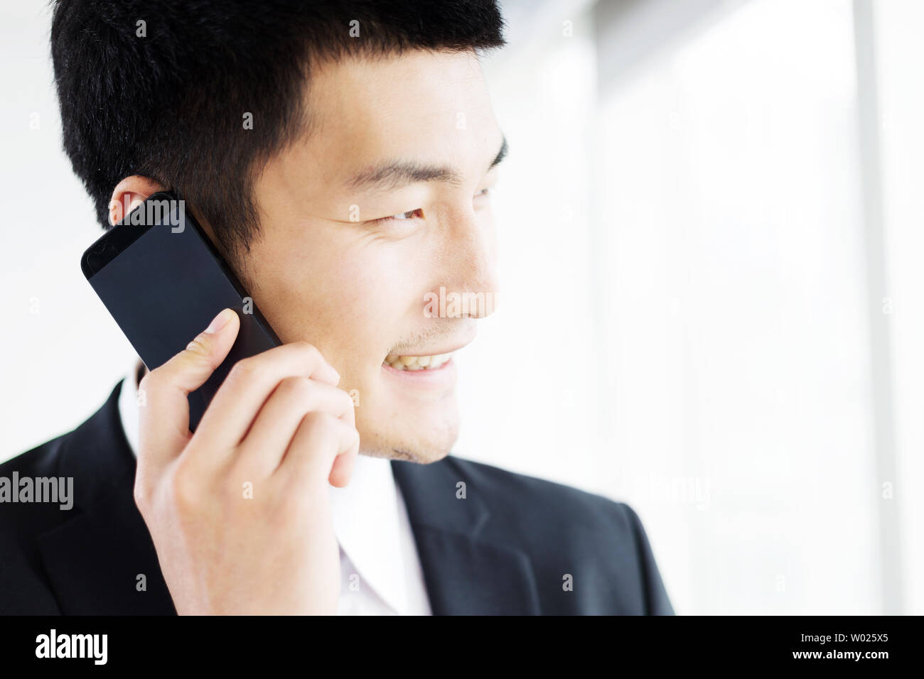 young chinese businessman calling in modern office Stock Photo - Alamy