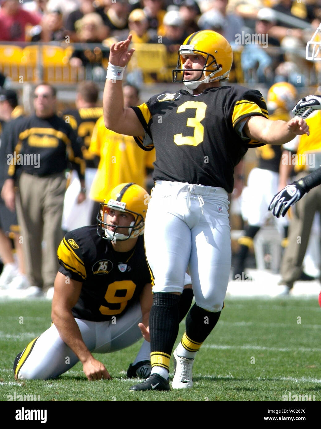 Pittsburgh steelers jeff reed kicks hi-res stock photography and images ...