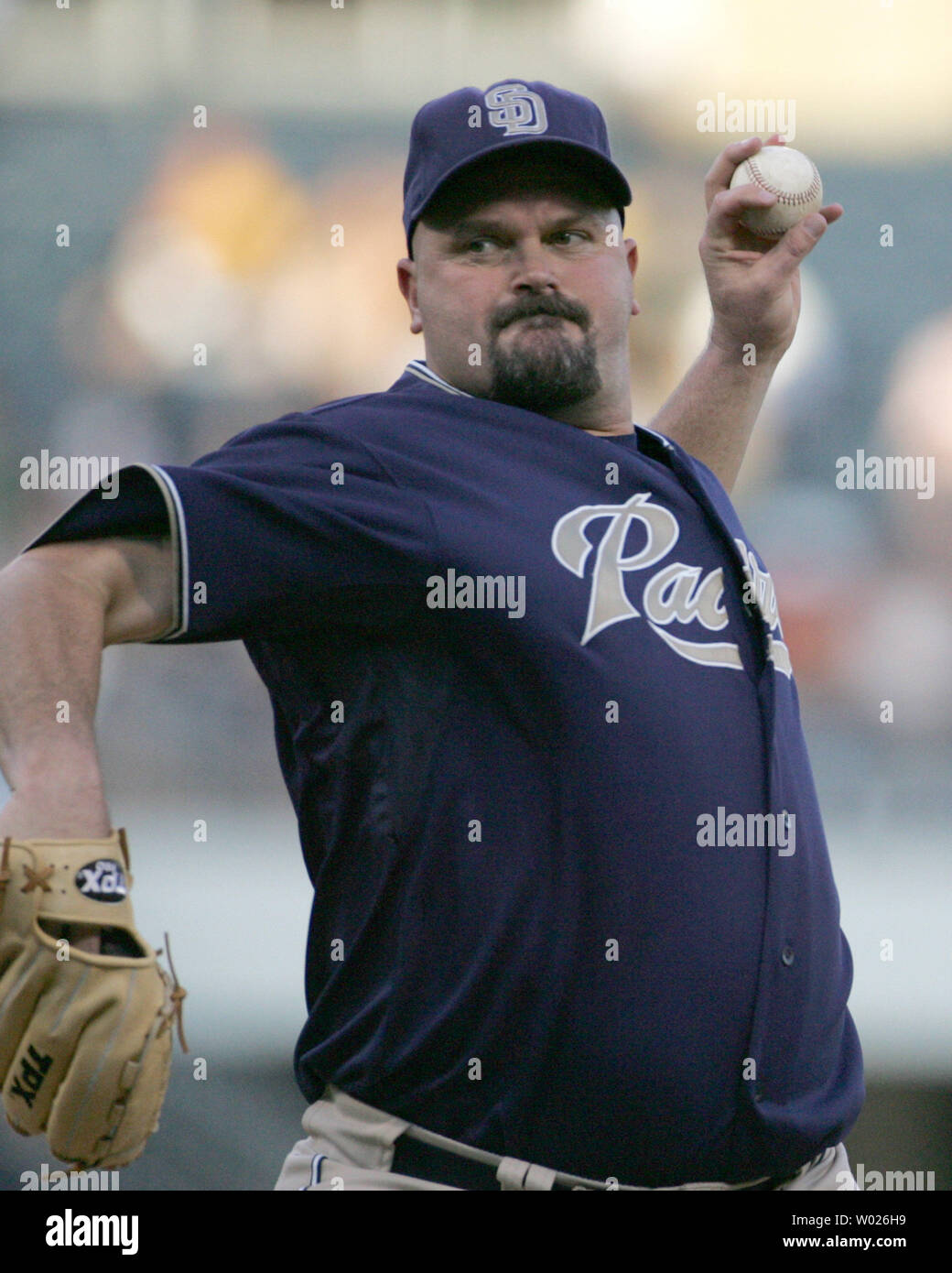 San Diego Padres David Wells pitches against the Pittsburgh Pirates, at ...