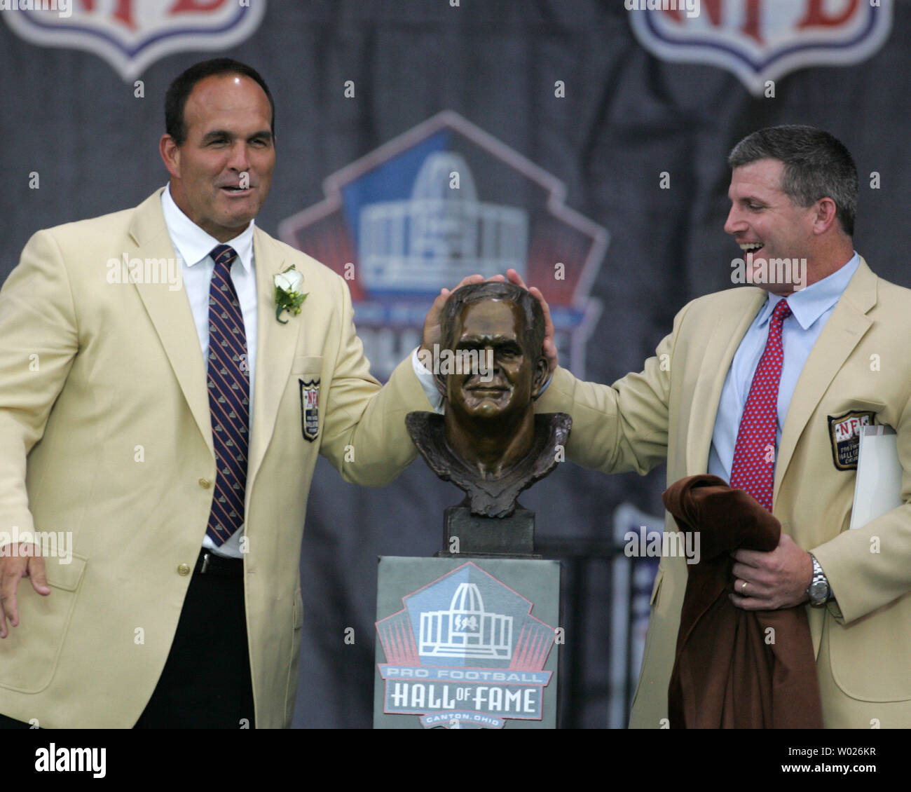 Mike Munchak (R) and Bruce Matthews (L) unveil Bruce's bust at the ...