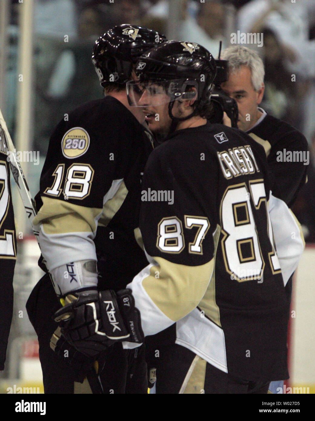 Pittsburgh Penguins Sidney Crosby congratulates Marian Hossa after his ...