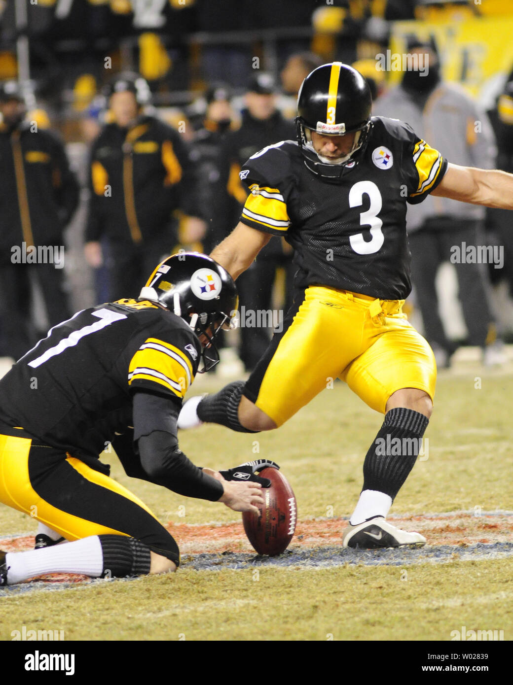 Pittsburgh steelers jeff reed kicks hi-res stock photography and images ...
