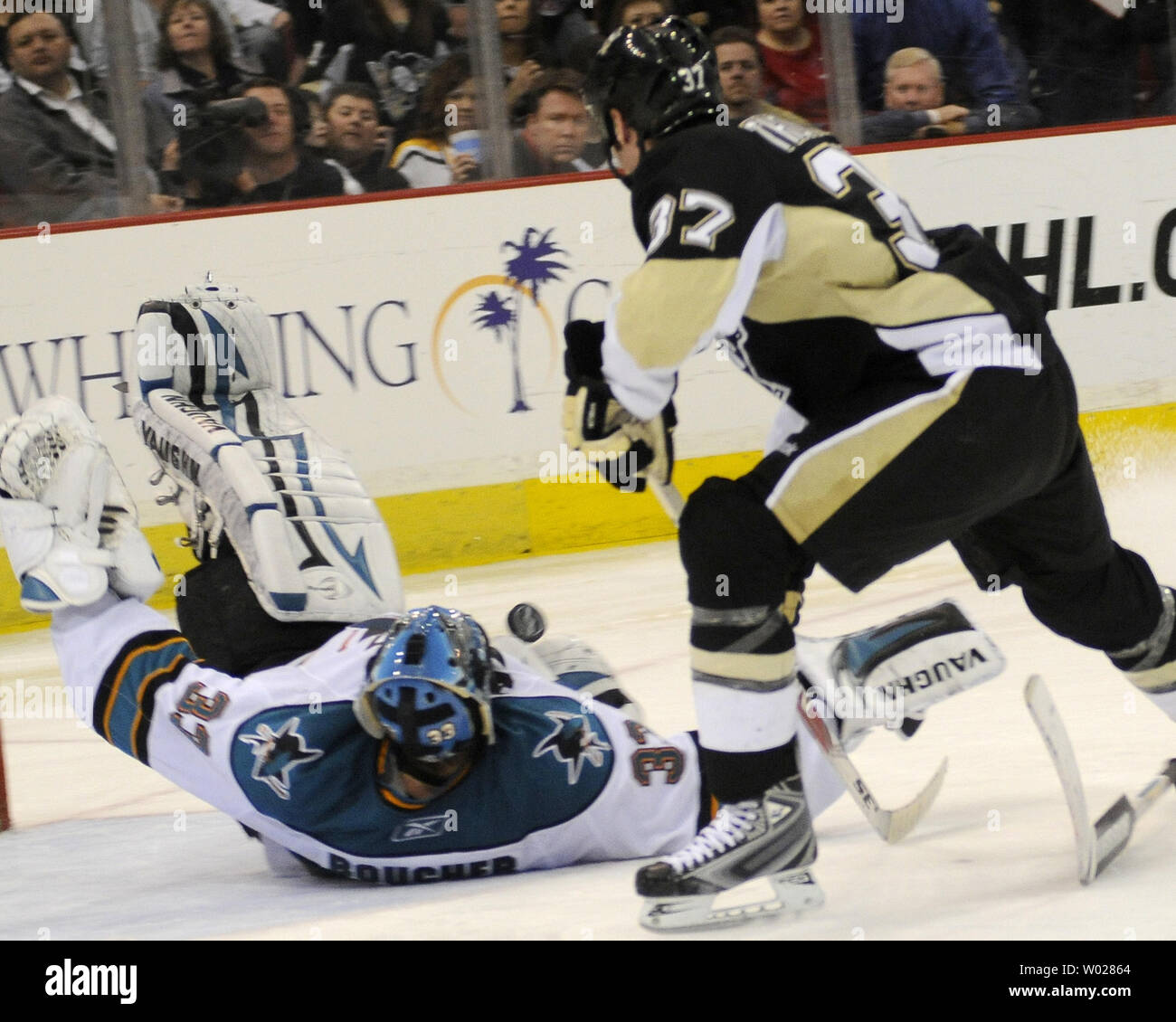 Pittsburgh Penguins center Bill Thomas watches his shot roll off the ...