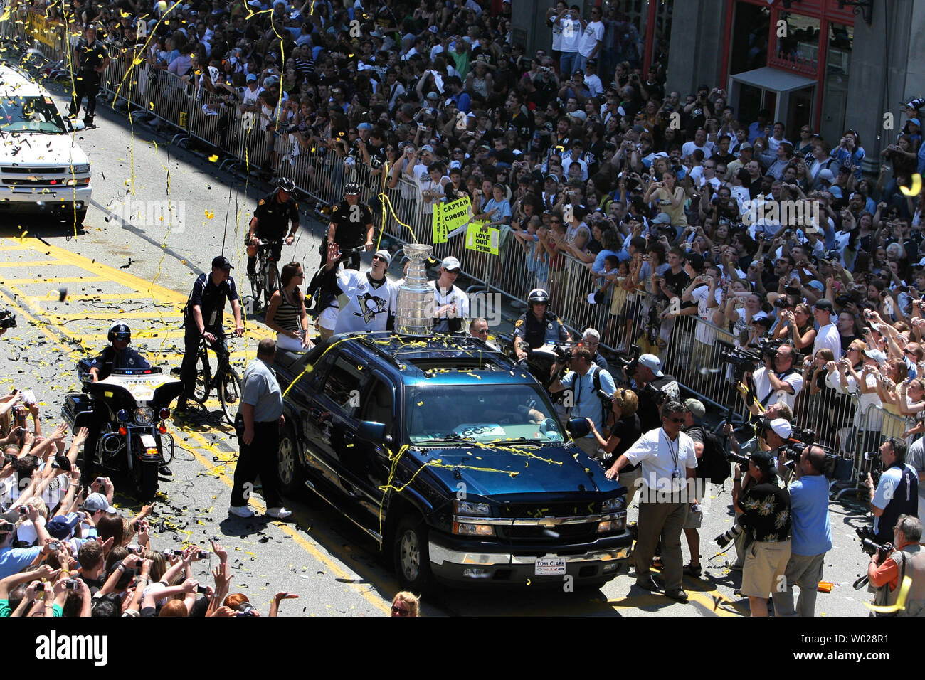 Pittsburgh Penguins Sidney Crosby (R) and Penguins goalie Marc-Andre ...