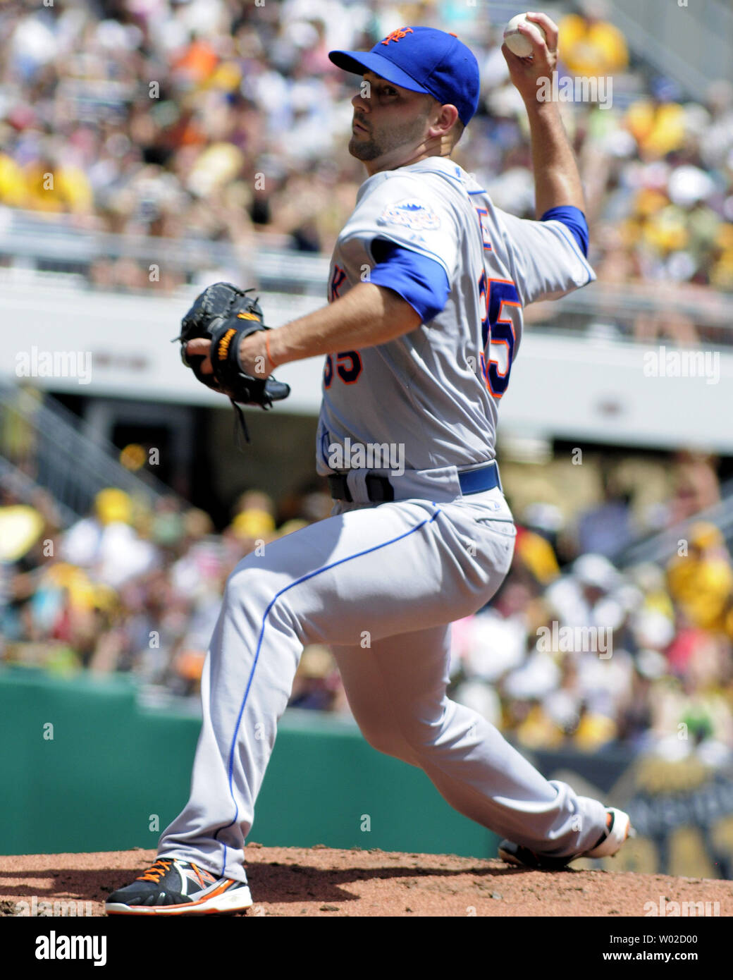New York Mets starting pitcher Dillon Gee (35) takes the mound for the ...