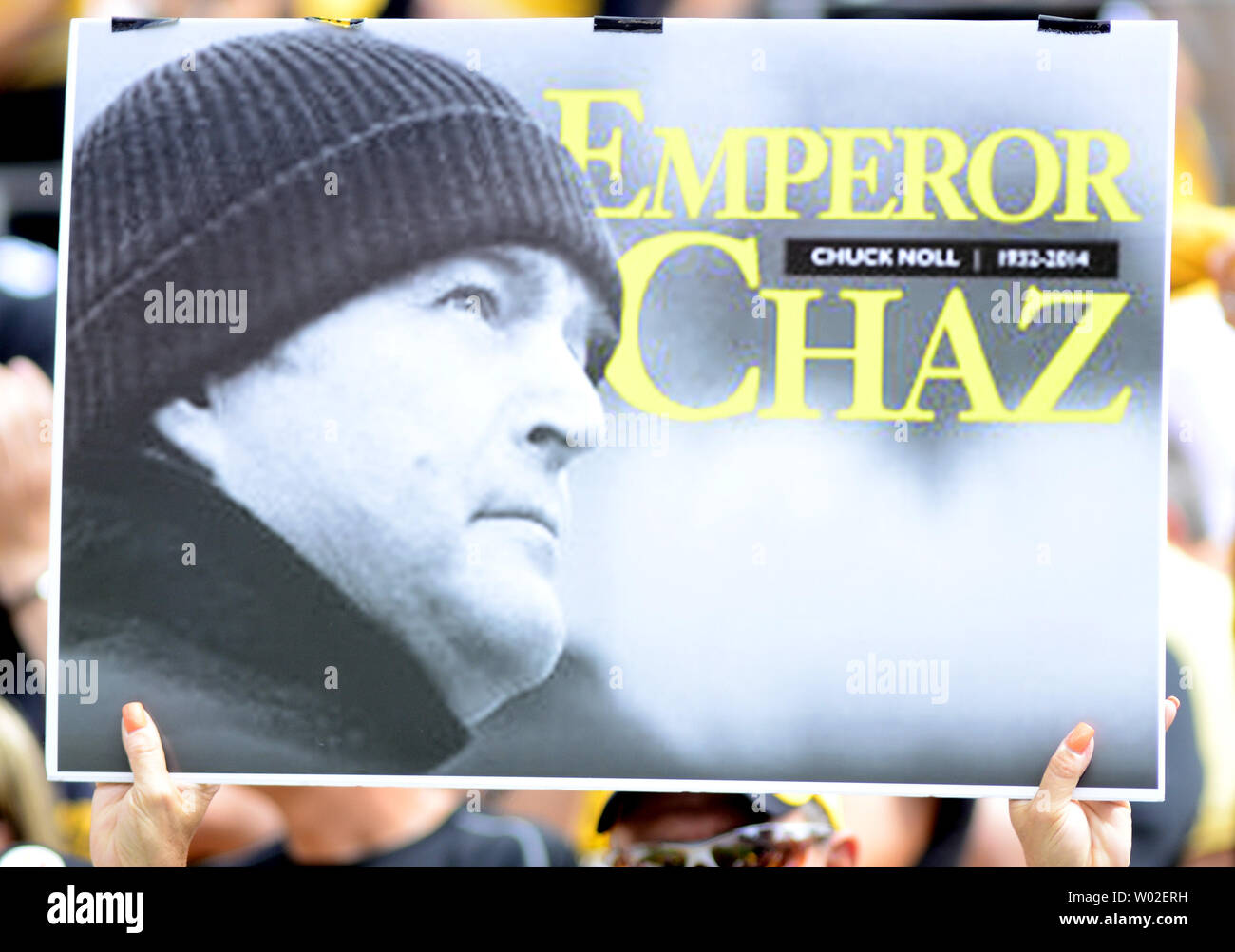 Pittsburgh Steelers fans displays signs honoring the memory of Hall of ...