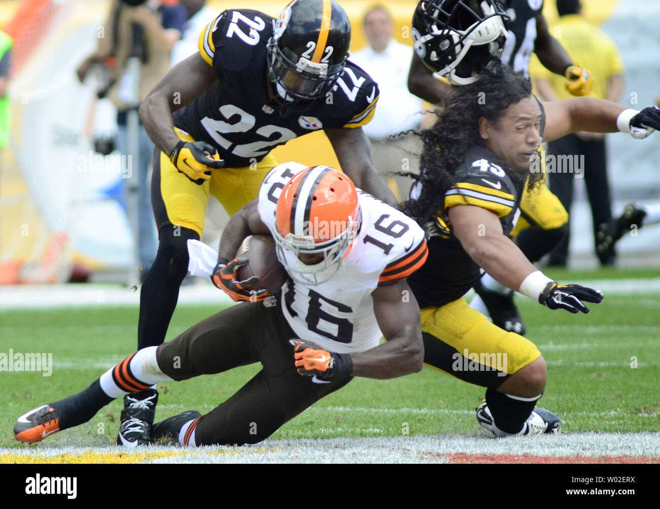 Nfl tackle helmet hi-res stock photography and images - Alamy