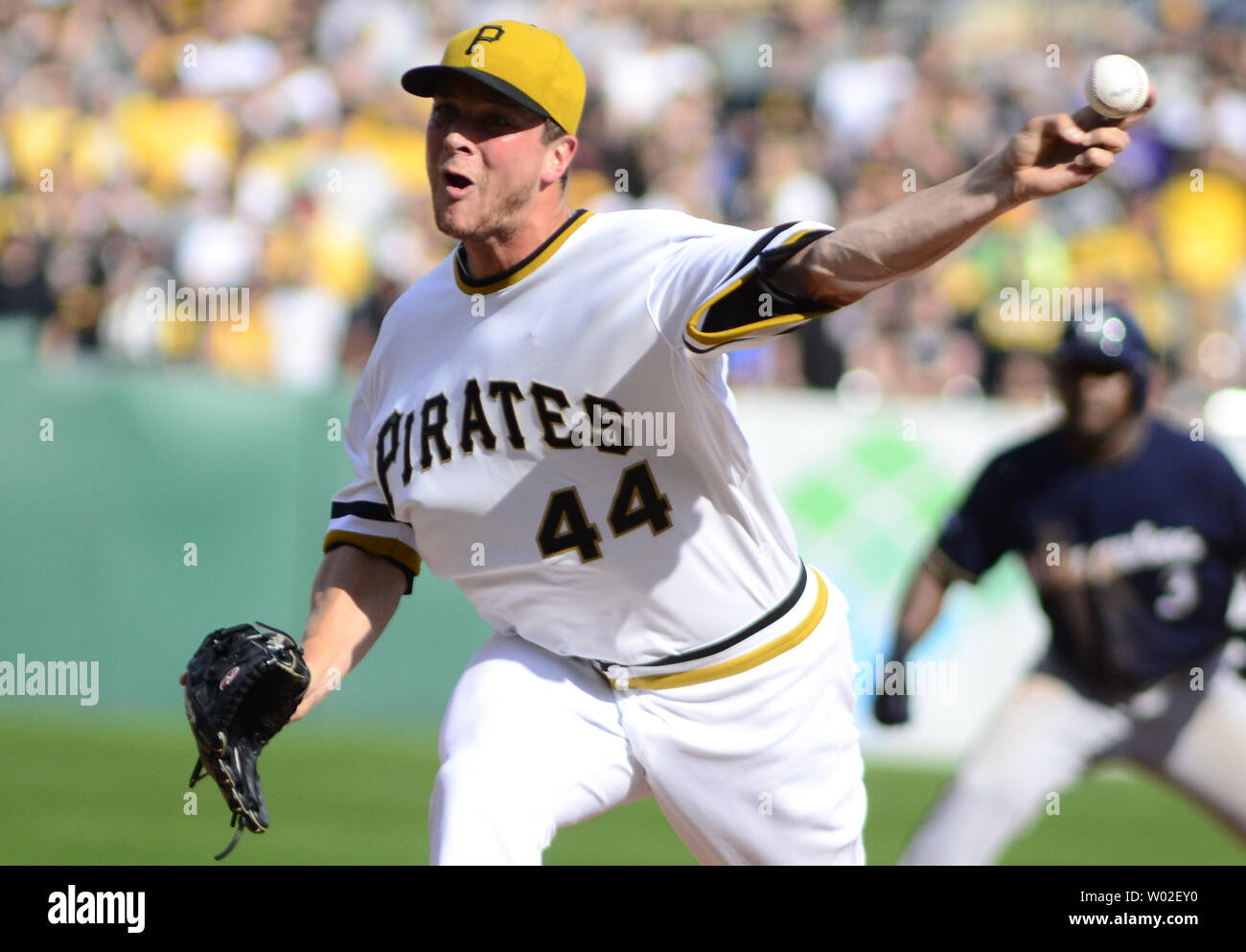 Pittsburgh Pirates relief pitcher Tony Watson (44) throws in the ninth ...