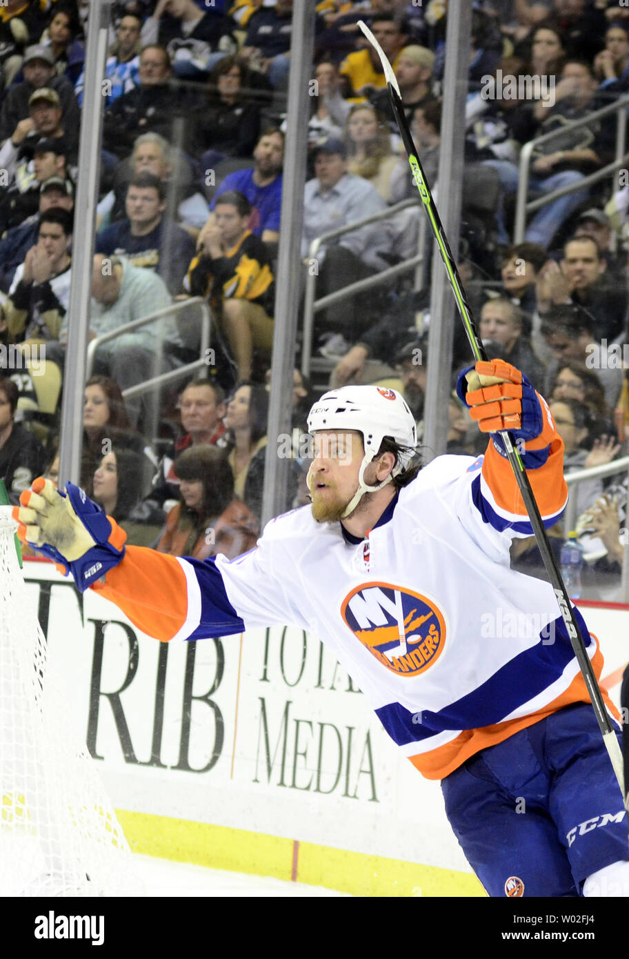 New York Islanders right wing Michael Grabner (40) celebrates his goal ...