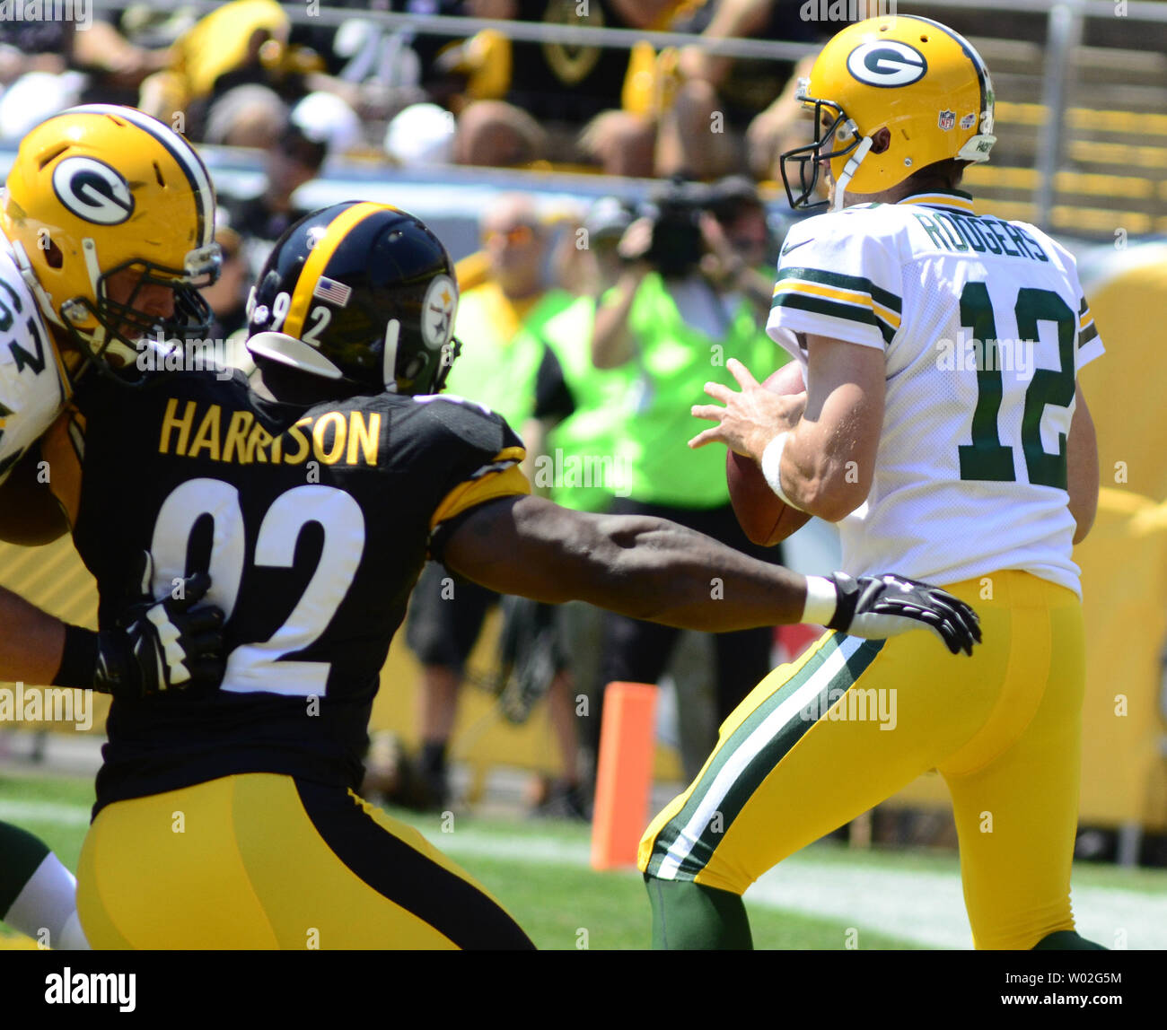 Pittsburgh steelers linebacker james harrison hi-res stock photography ...