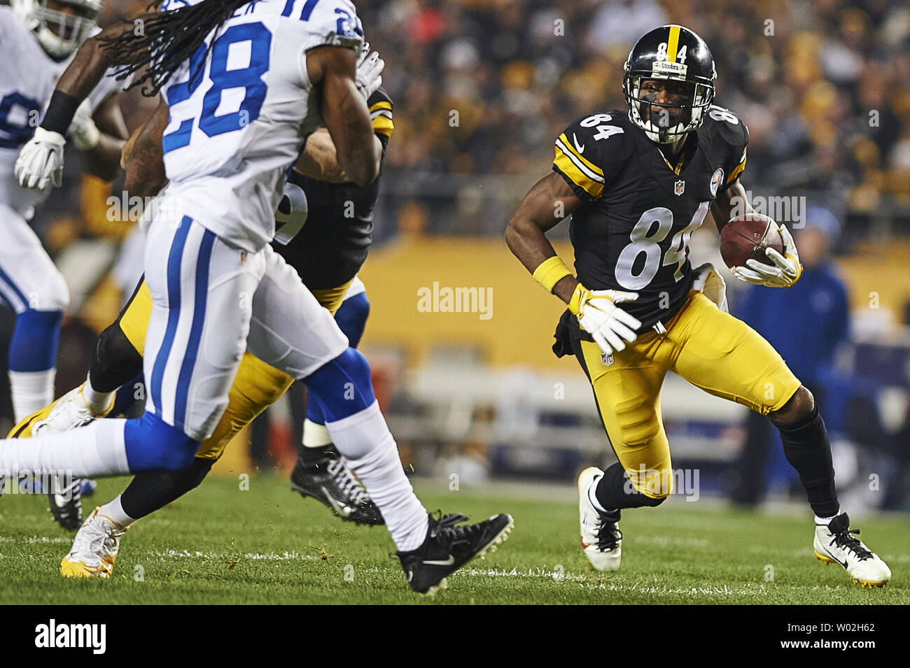 Pittsburgh Steelers wide receiver Antonio Brown (84) runs 16 yards for ...