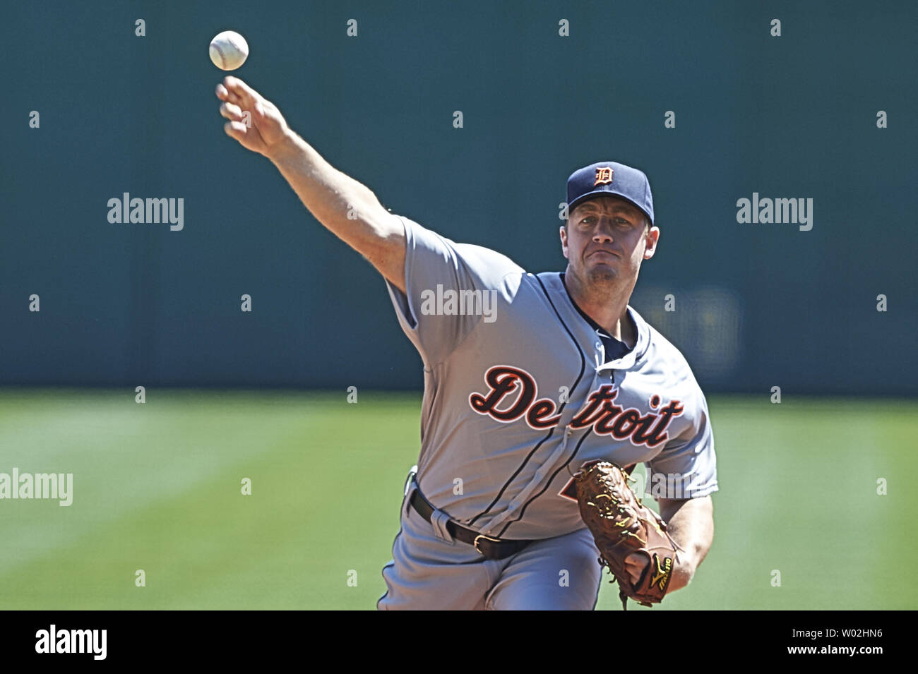 Detroit Tigers starting pitcher Jordan Zimmermann (27) throws a pitch ...