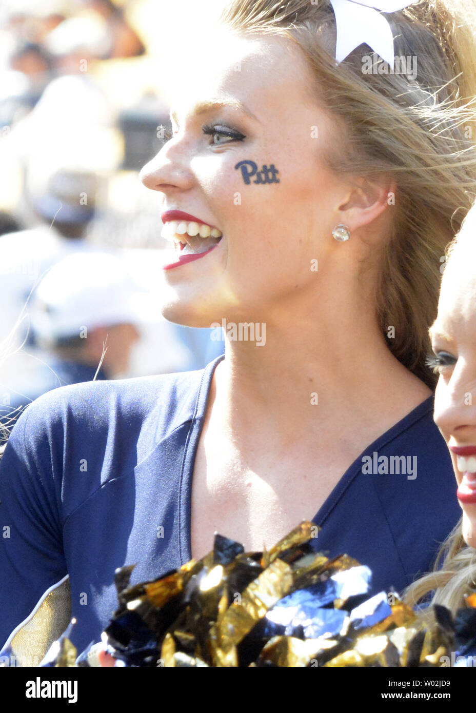 Pittsburgh panthers cheerleaders hi-res stock photography and images ...