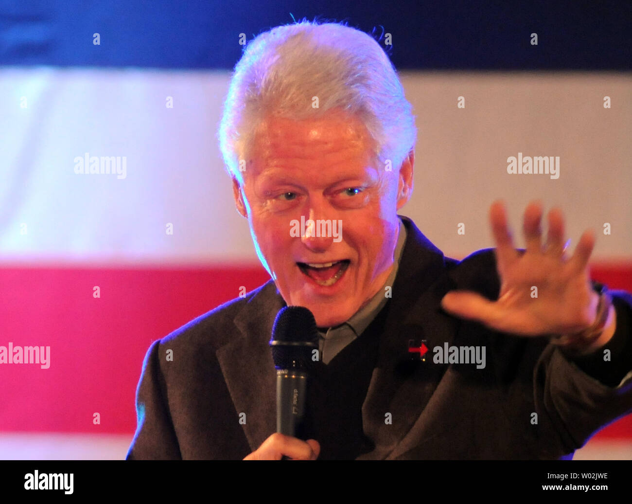 President Bill Clinton surprises the fans of Jon Bon Jovi by arriving ...