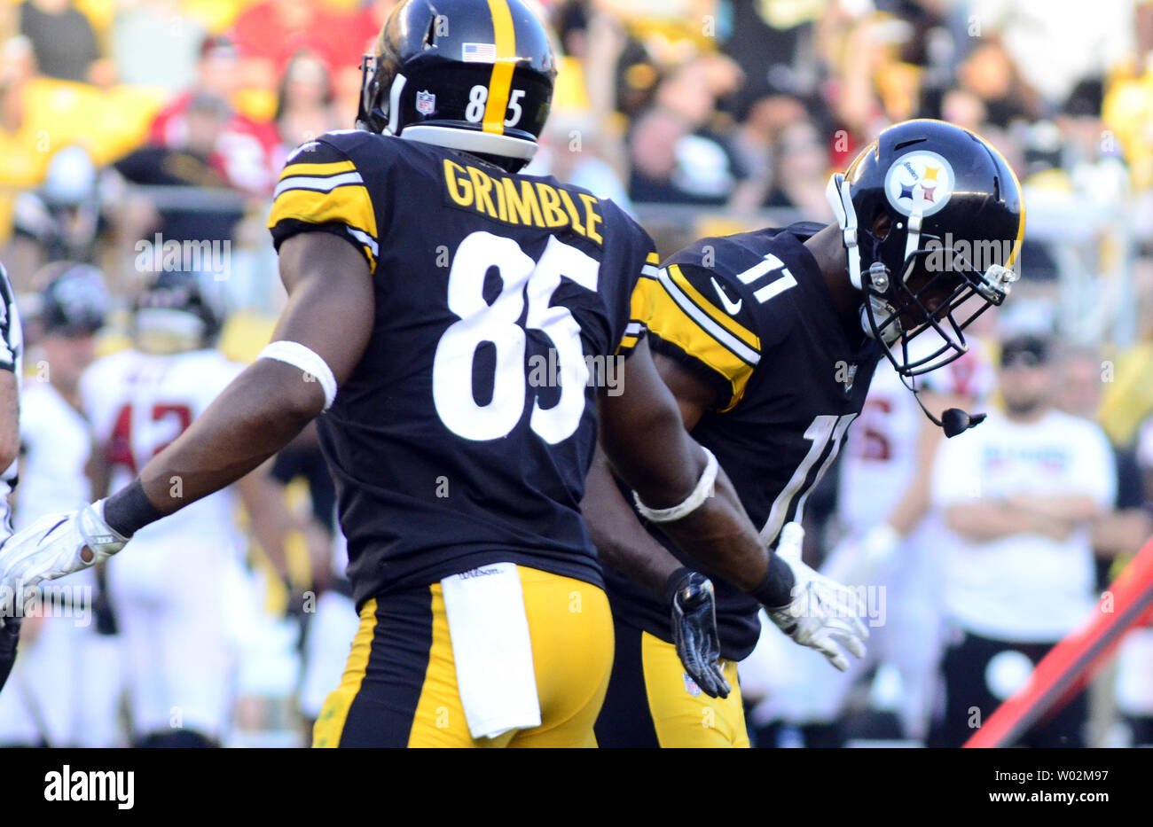 Pittsburgh Steelers tight end Xavier Grimble (85)congratulates ...