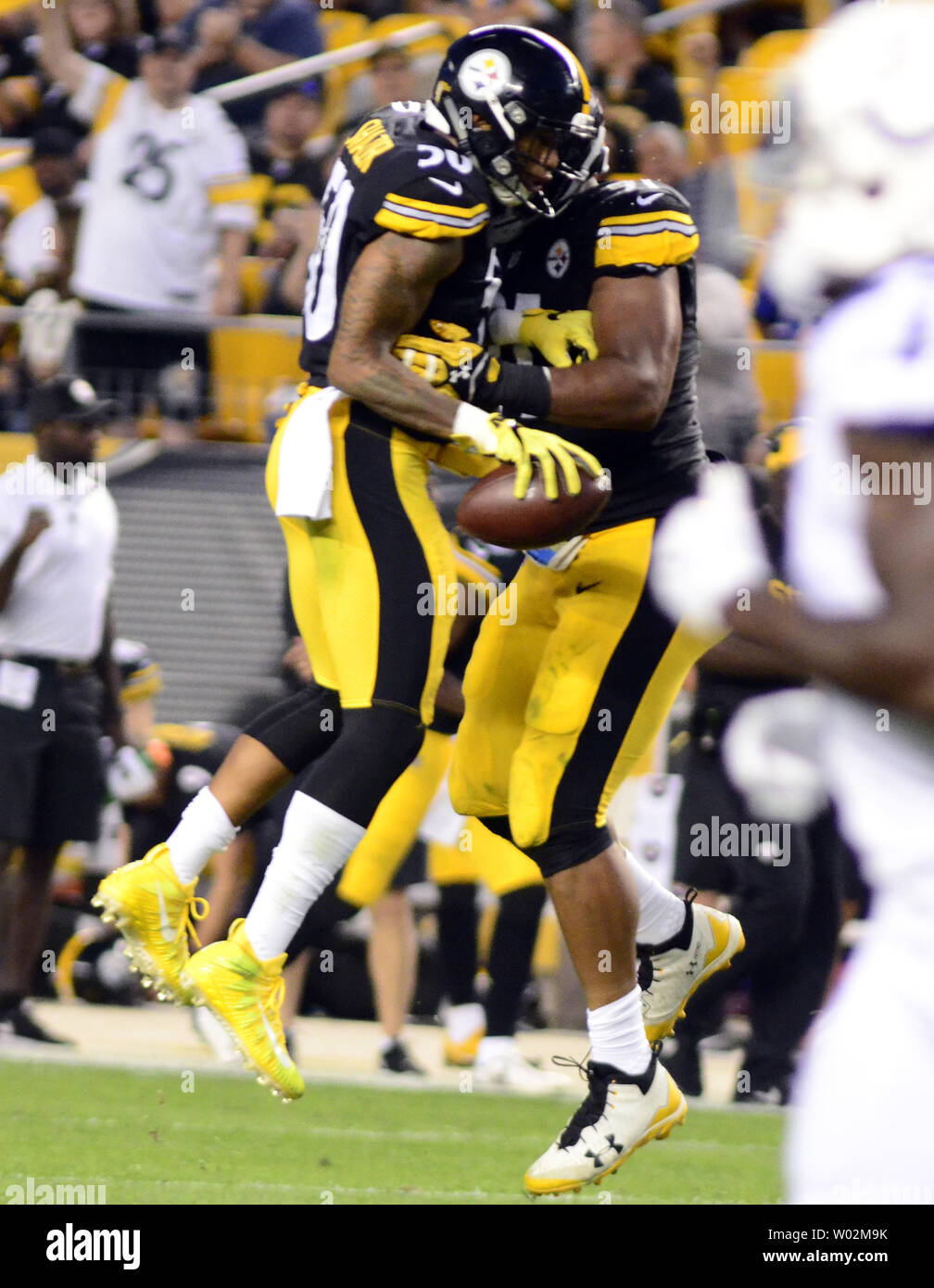 Pittsburgh Steelers inside linebacker Ryan Shazier (50) celebrates his ...