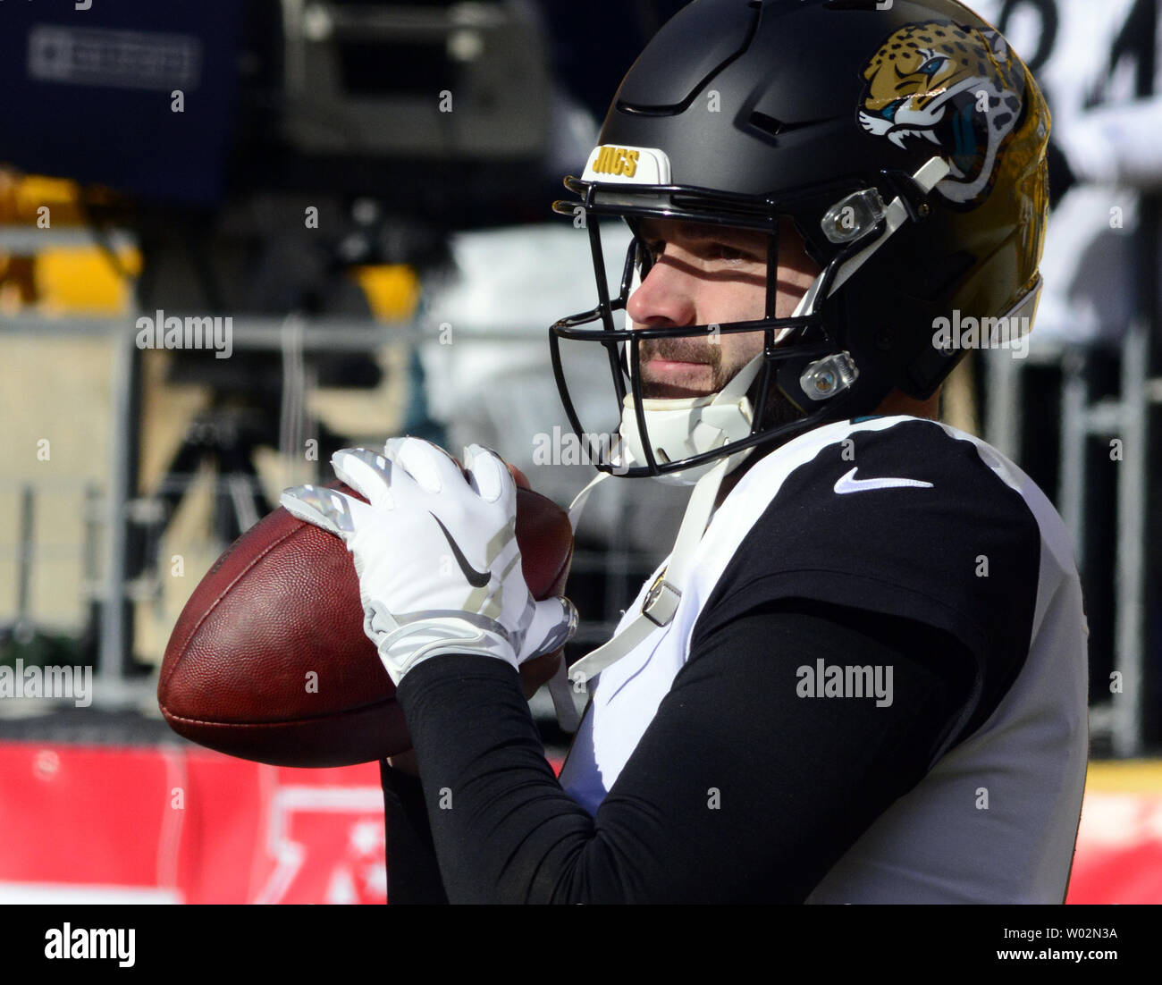 Jacksonville Jaguars quarterback Blake Bortles (5) warms up before the ...