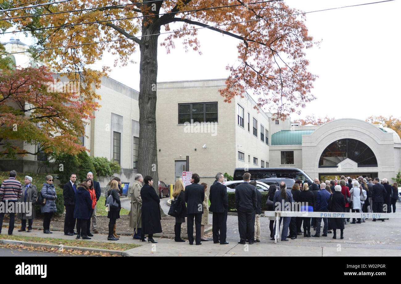 Mourners for Rose Mallinger, age 97 enters the Rodef Shalom Temple in ...