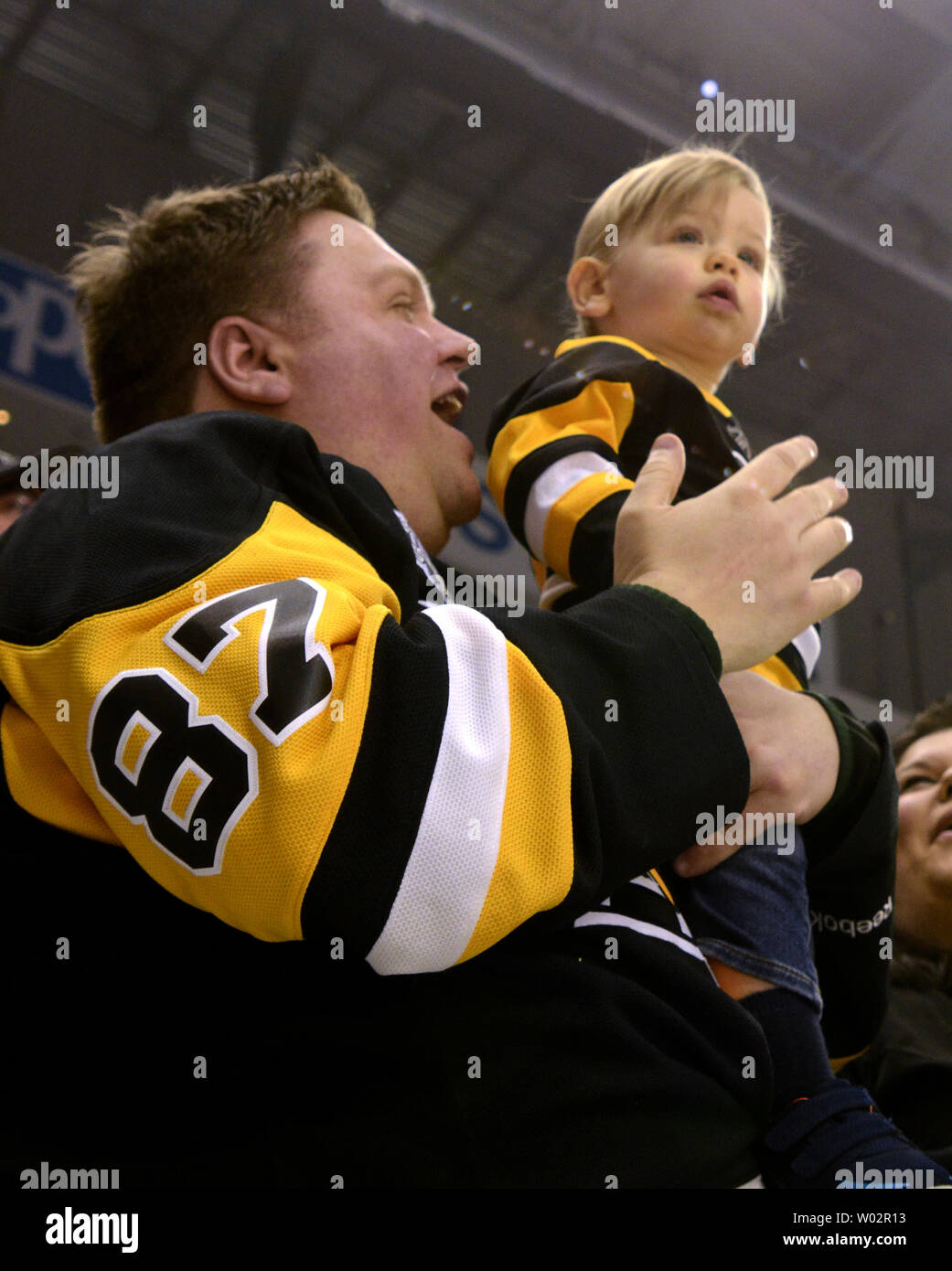 Pittsburgh Penguins fans celebrate a goal during the first period of ...