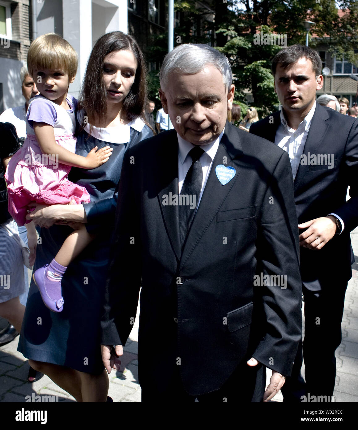 Polish Presidential candidate Jaroslaw Kaczynski (C), twin brother of ...