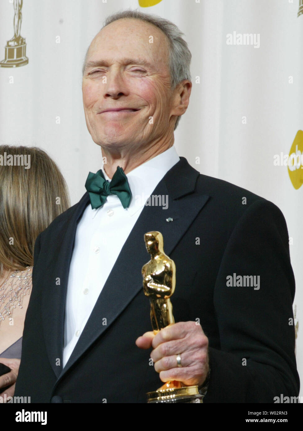 Clint Eastwood shows off the Oscars he won for Best Director and Best ...