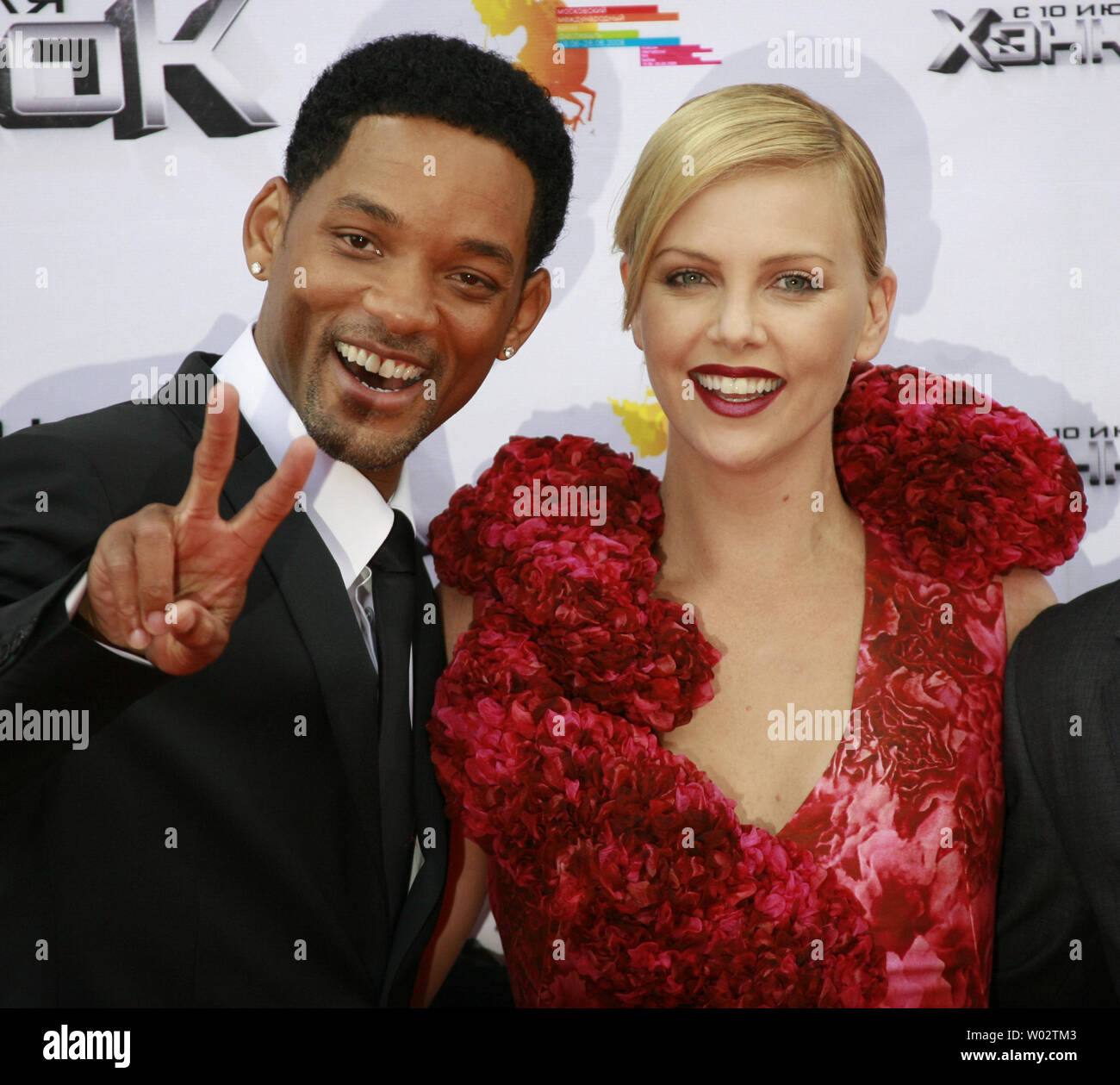 Charlize theron and will smith hi-res stock photography and images - Alamy