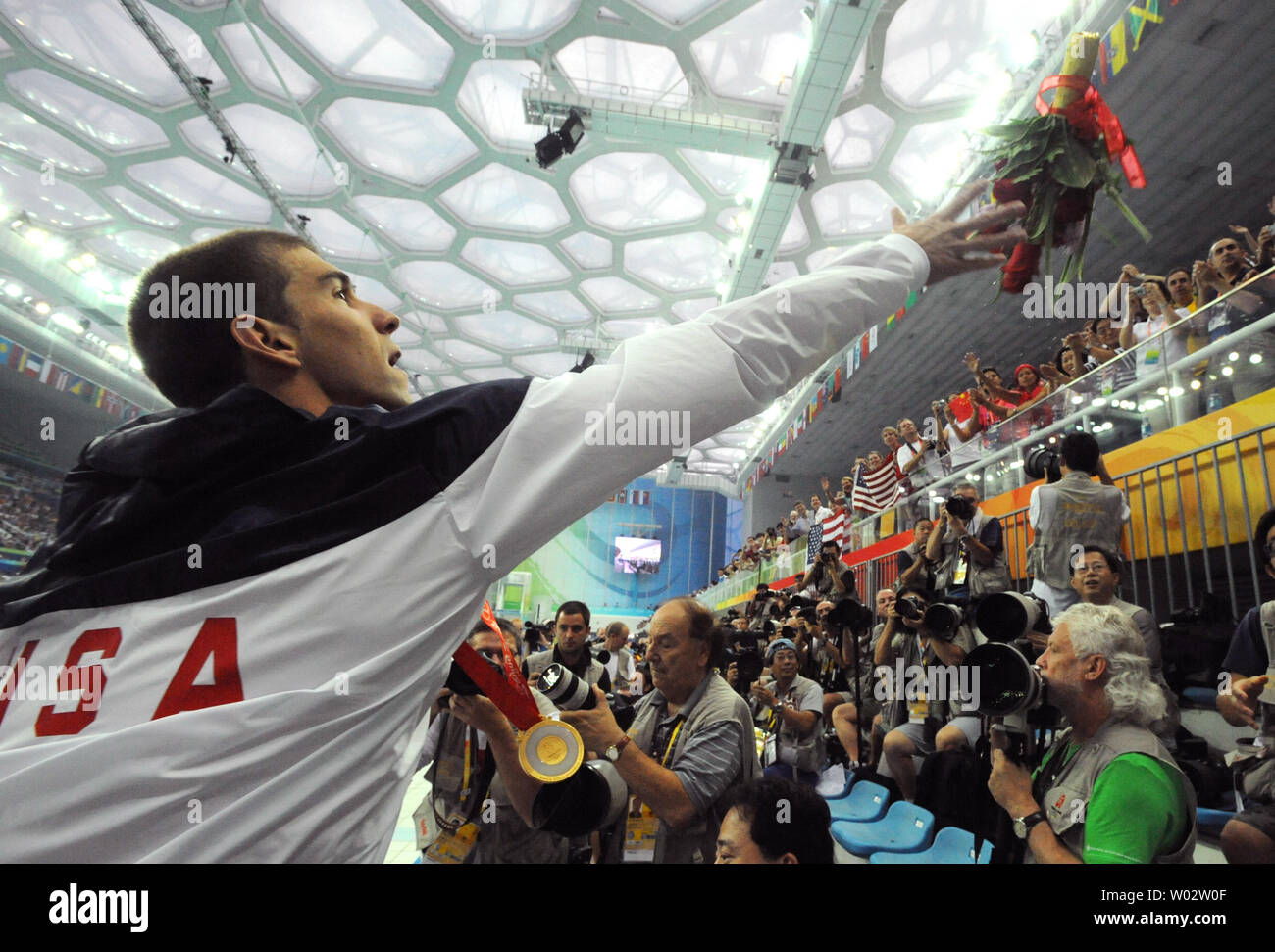 Michael phelps awarded gold medal hi-res stock photography and images ...