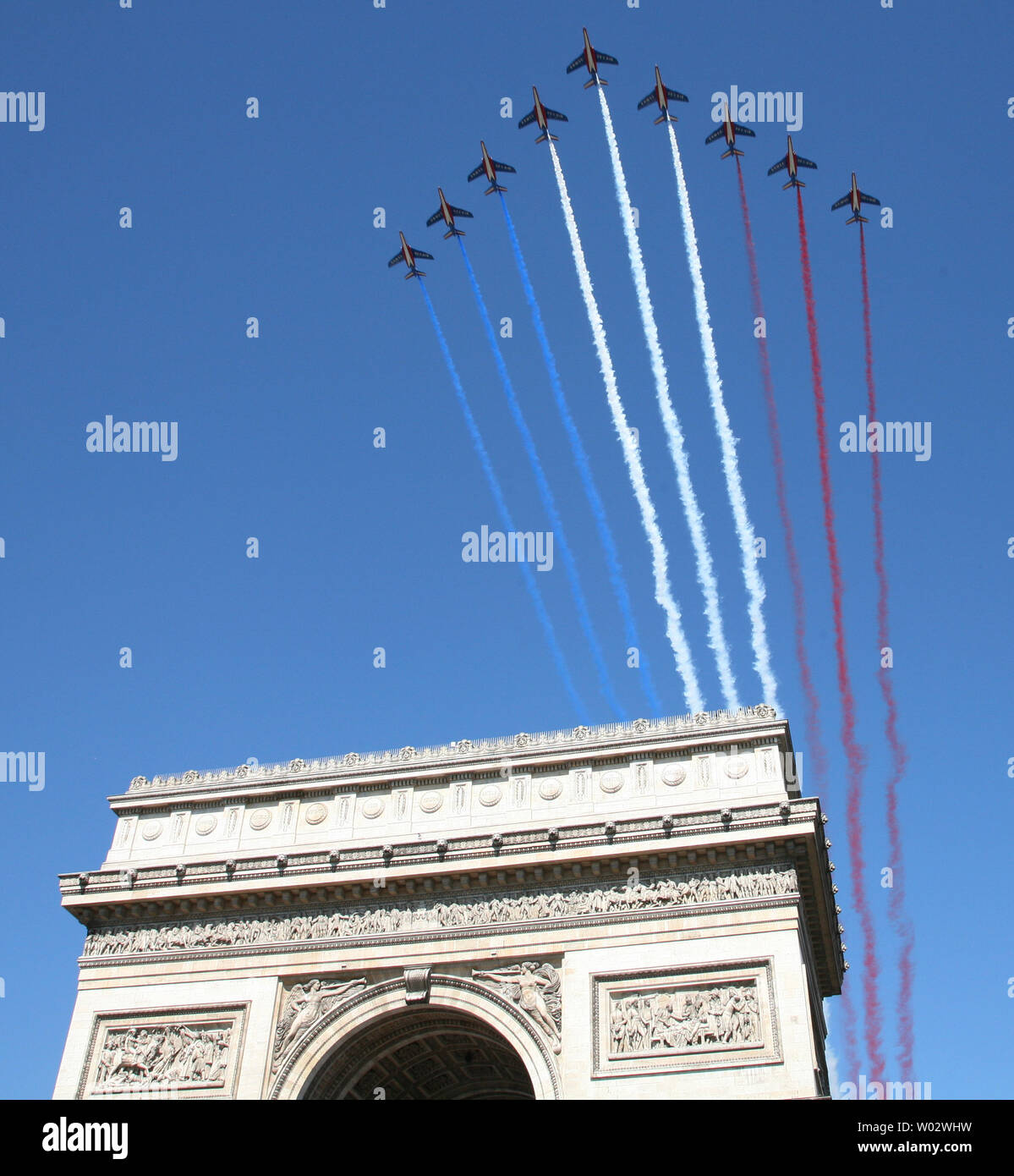 Jets fly over paris on hi-res stock photography and images - Alamy