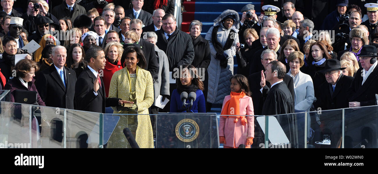 Barack Obama (L) takes the oath of office from Supreme Court Chief ...