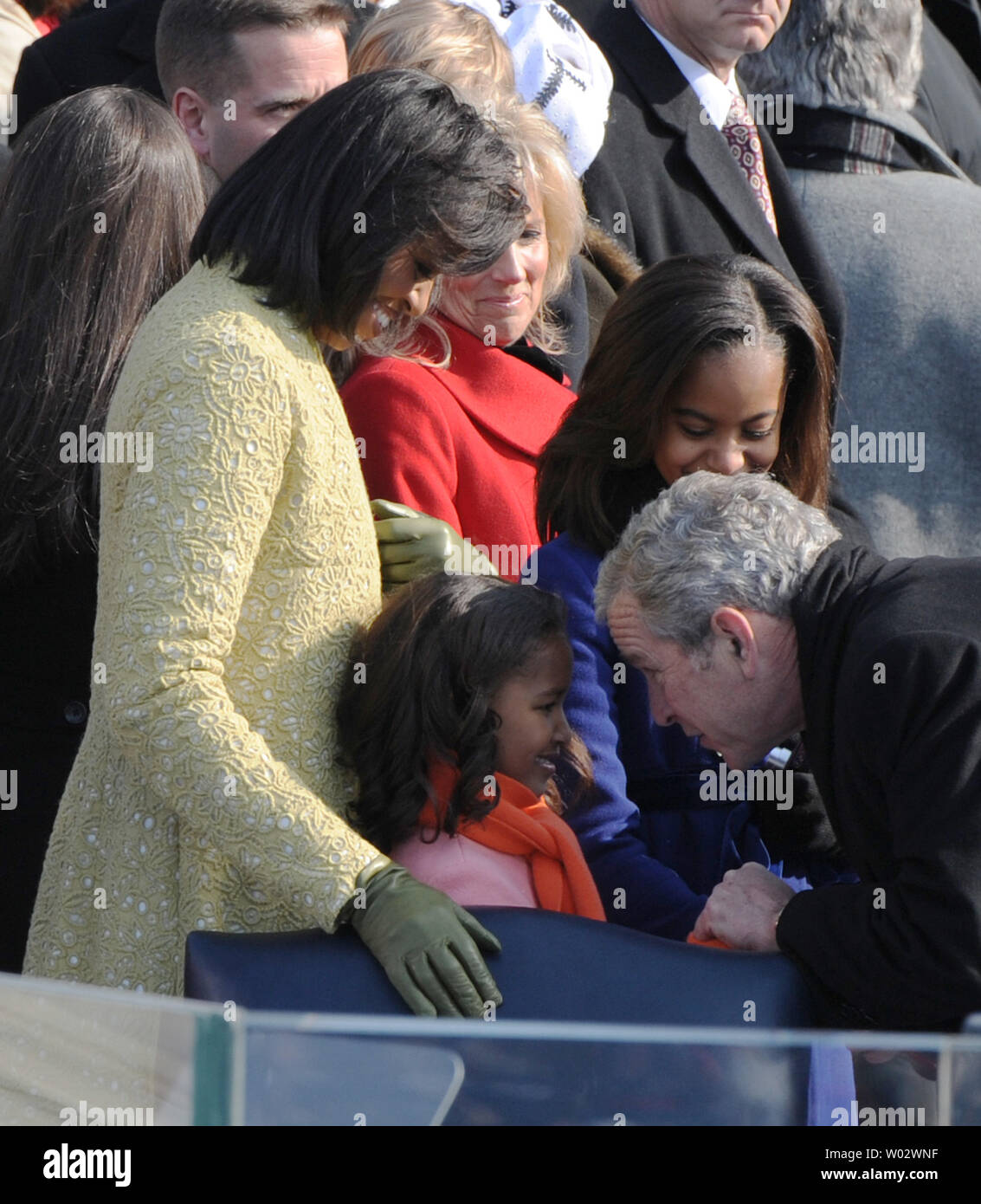 President George W. Bush greets Sasha Obama as sister Malia and mom ...