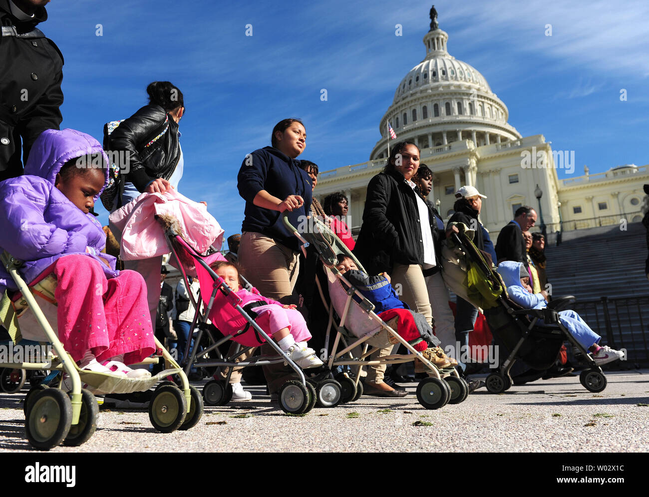 Parents pushing children in strollers hi-res stock photography and ...