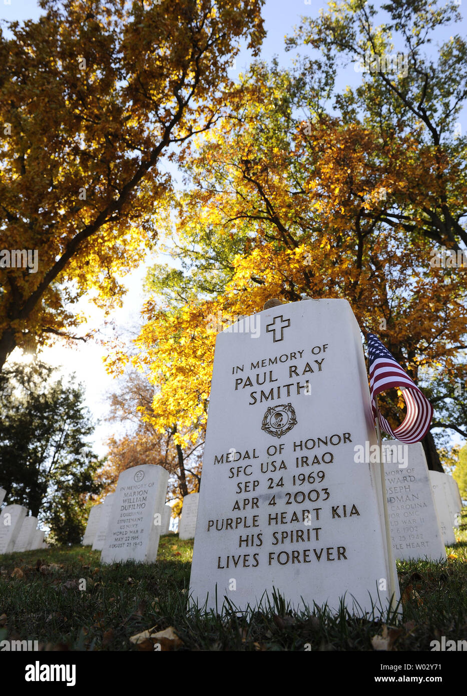 The grave of Army SFC Paul Ray Smith, killed in Iraq in 2003, is ...
